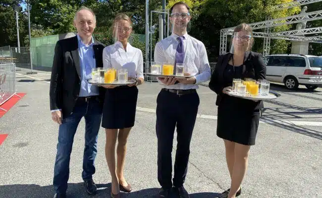 Sonniges DO & CO Gastronomie-Erlebnis vor dem Rathaus